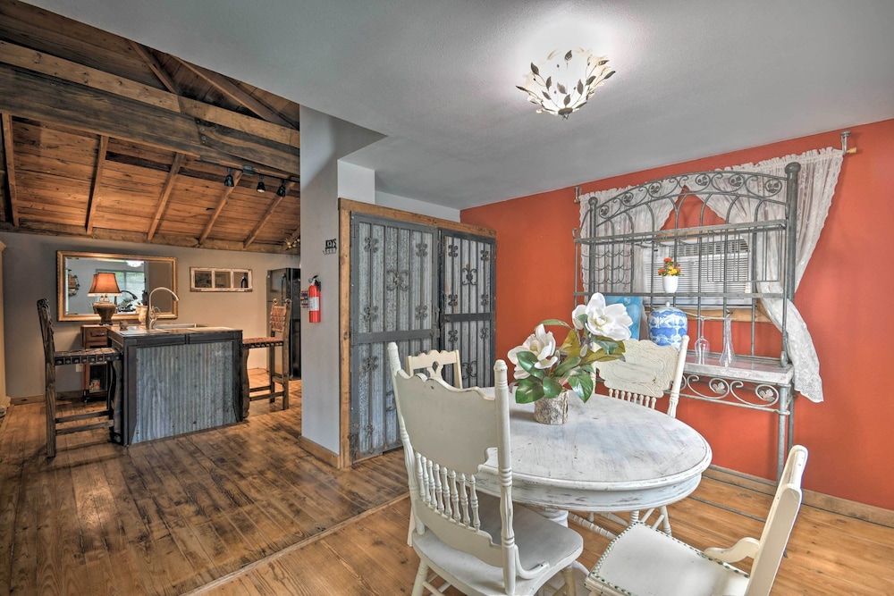 Rustic Chic Home ~1 Mi To Dtwn Hot Springs! - Hot Springs, AR