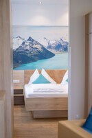 Roupa de alta qualidade, cofre no quarto, secretária 