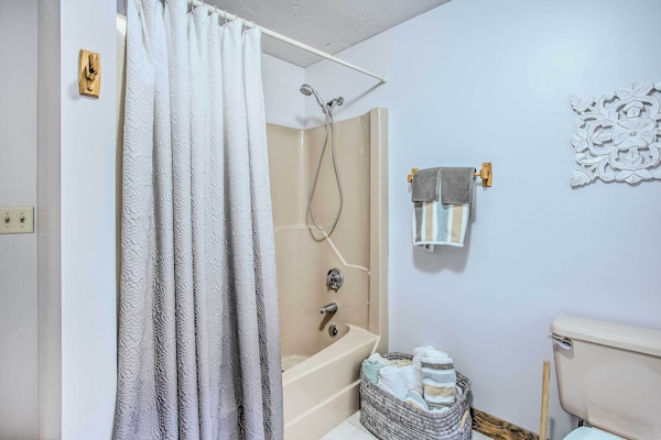 Pet-friendly Gilford Home: 3 Mi To Gunstock & Lake - New Hampshire (State)