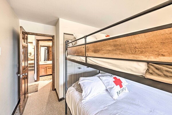 Cozy Condo W/ View, Walk To Steamboat Ski Resort! - Stagecoach State Park, Oak Creek