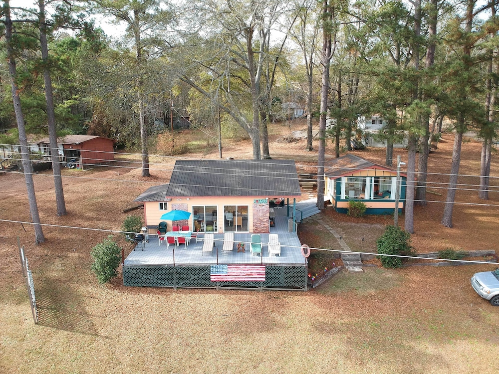 Lakeside Pleasure Island Cabin W/ Deck & Gas Grill - Louisiana