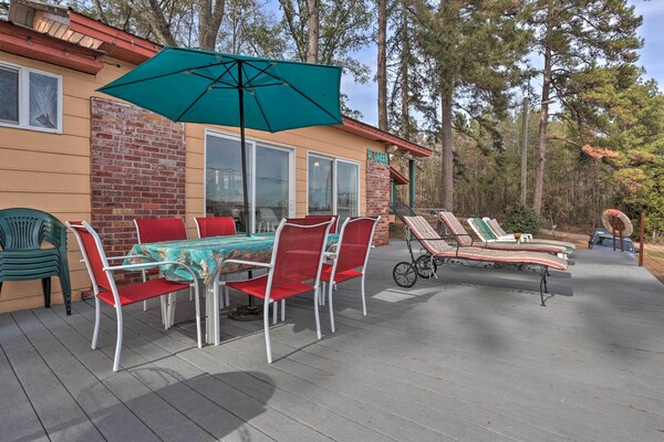 Lakeside Pleasure Island Cabin W/ Deck & Gas Grill - Louisiana