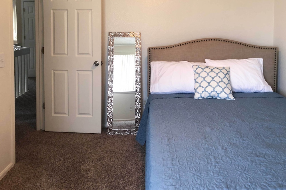 Cozy Centennial Home W/ Fenced-in Backyard! - Denver, CO