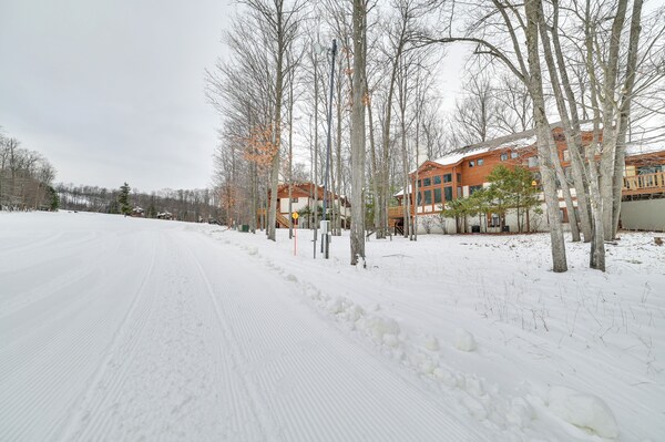 Slopeside Boyne Mtn Resort Condo W/ Deck! - Boyne Falls, MI