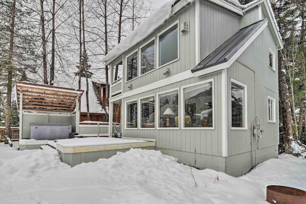 Cabin W/ Hot Tub & Views: 1 Mile To Alyeska Resort - Anchorage, AK
