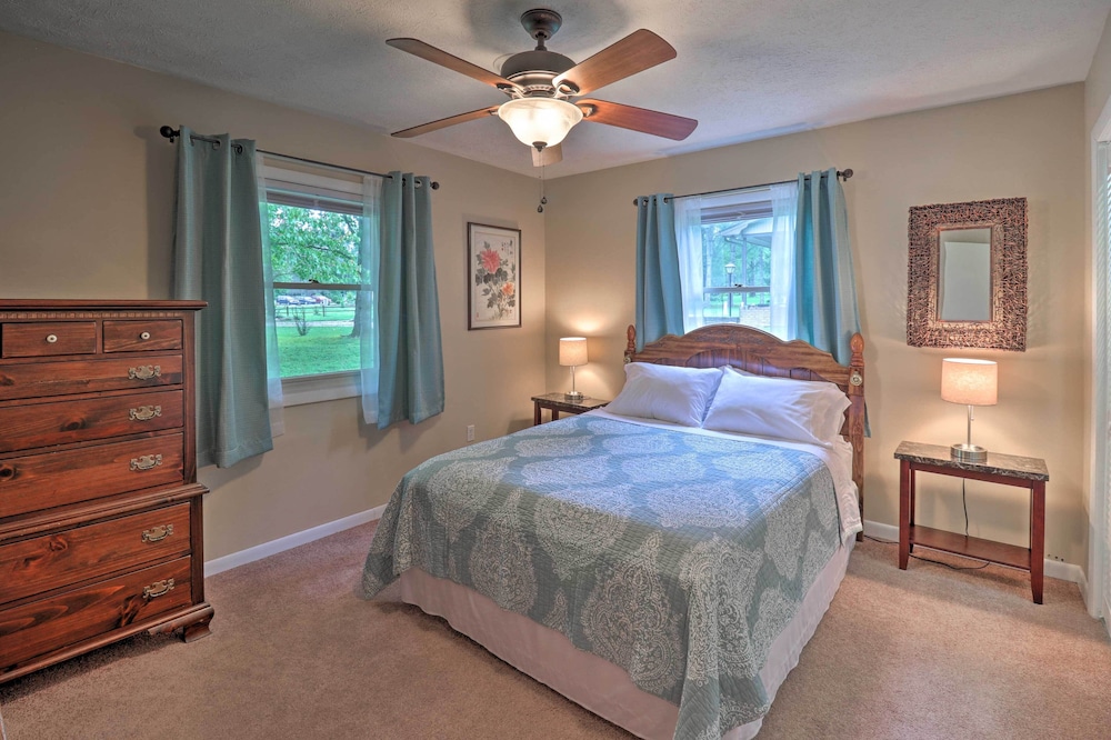 Hendersonville Home W/ Fire Pit: 5 Mi To Downtown! - Sierra Nevada