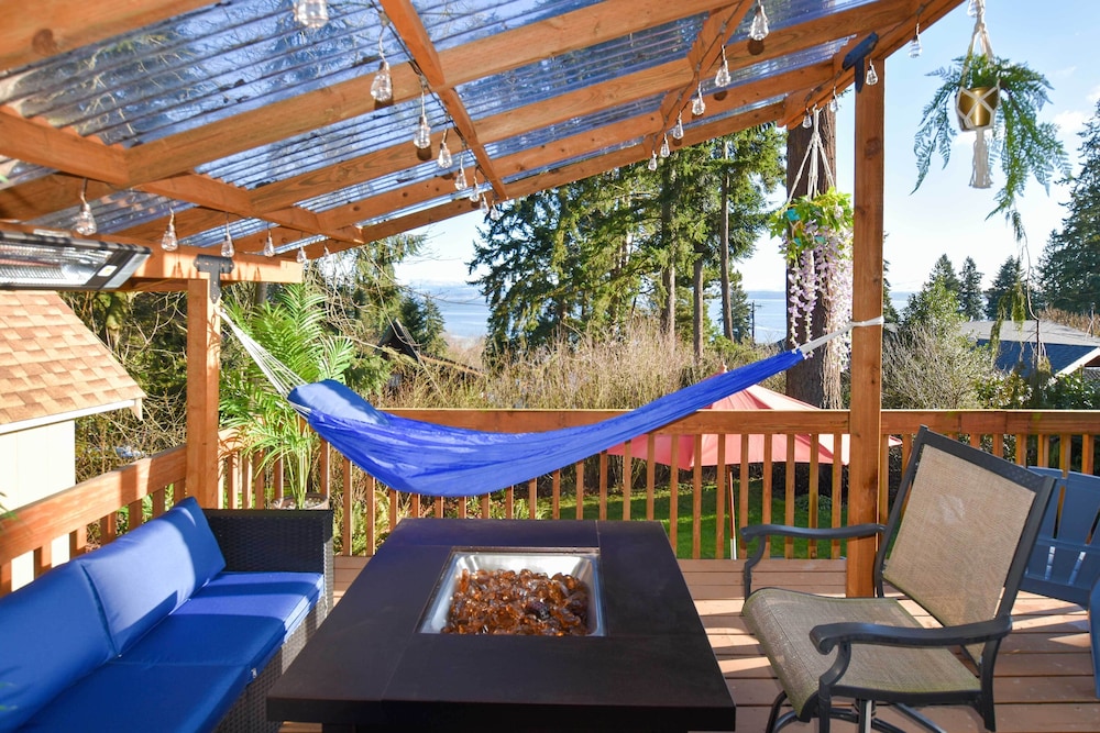 Unique Camano Cabin W/ Mountain + Water Views - Langley
