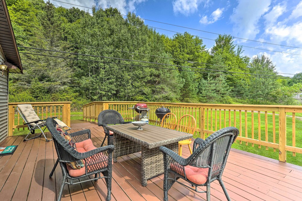 Bright Tucked-away Cabin W/ Furnished Deck + Grill - Hobart, NY
