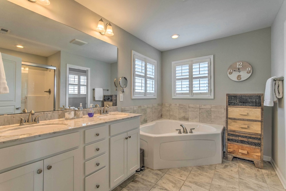 Surf City Escape W/ 6 Decks: Steps To Beach - Surf City, NC