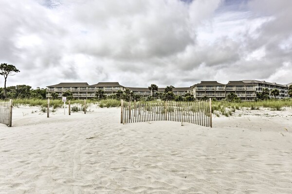 Walk To Bars & Shops: Resort Condo In Hilton Head! - Hilton Head Island, SC