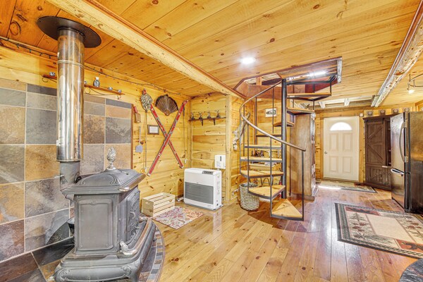 Rustic Searsport Cabin: Loft + Sunroom On 10 Acres - Moose Point State Park, Searsport