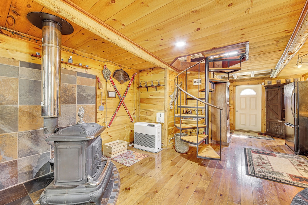 Rustic Searsport Cabin: Loft + Sunroom On 10 Acres - Maine