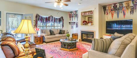 Casa (5 Bedrooms) | Sala de estar | Televisor, livros