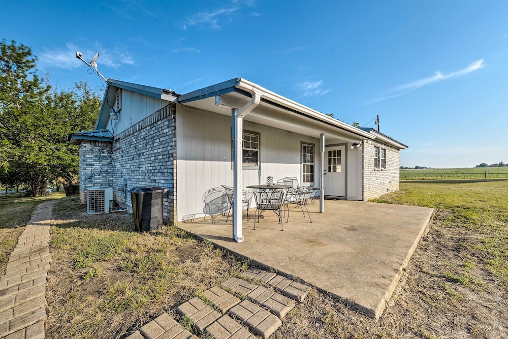9 Mi To Belton Lake: Home W/ Fire Pit & Patio - Temple, TX