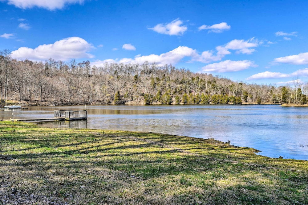 Lakefront Lewisburg Vacation Rental W/ Deck! - Lewisburg, KY