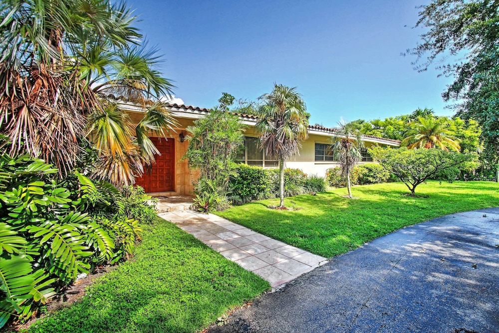 Home W/ Pool In Upscale Pinecrest Village - Coral Gables, FL