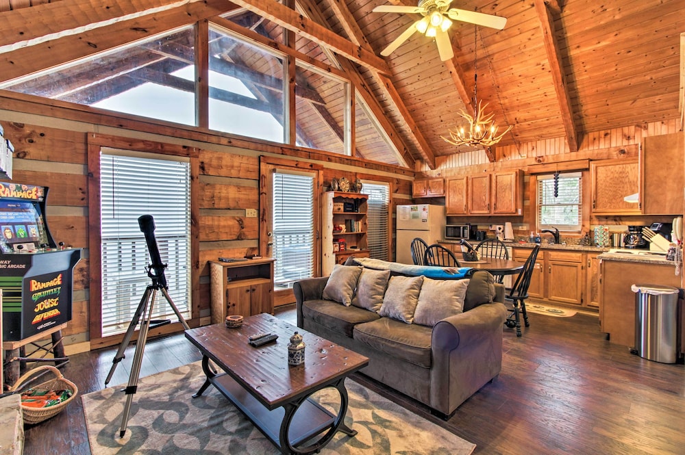 Sevierville Cabin W/ Private Hot Tub & Fireplace! - Townsend, TN