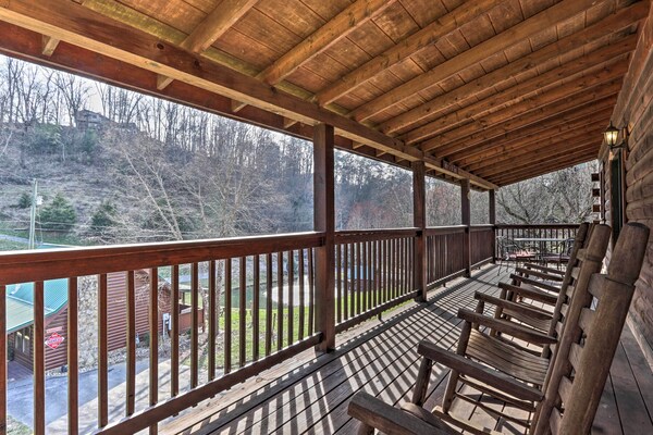 3 Mi To Dollywood: Hot Tub Hideaway In Smoky Mtns - Pigeon Forge, TN