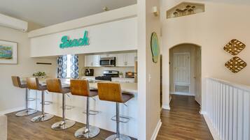 Um micro-ondas, um forno, uma placa de cozinha