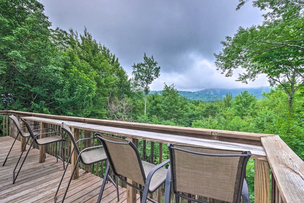 Decks & Scenic Views: Beech Mountain Cabin! - Banner Elk, NC