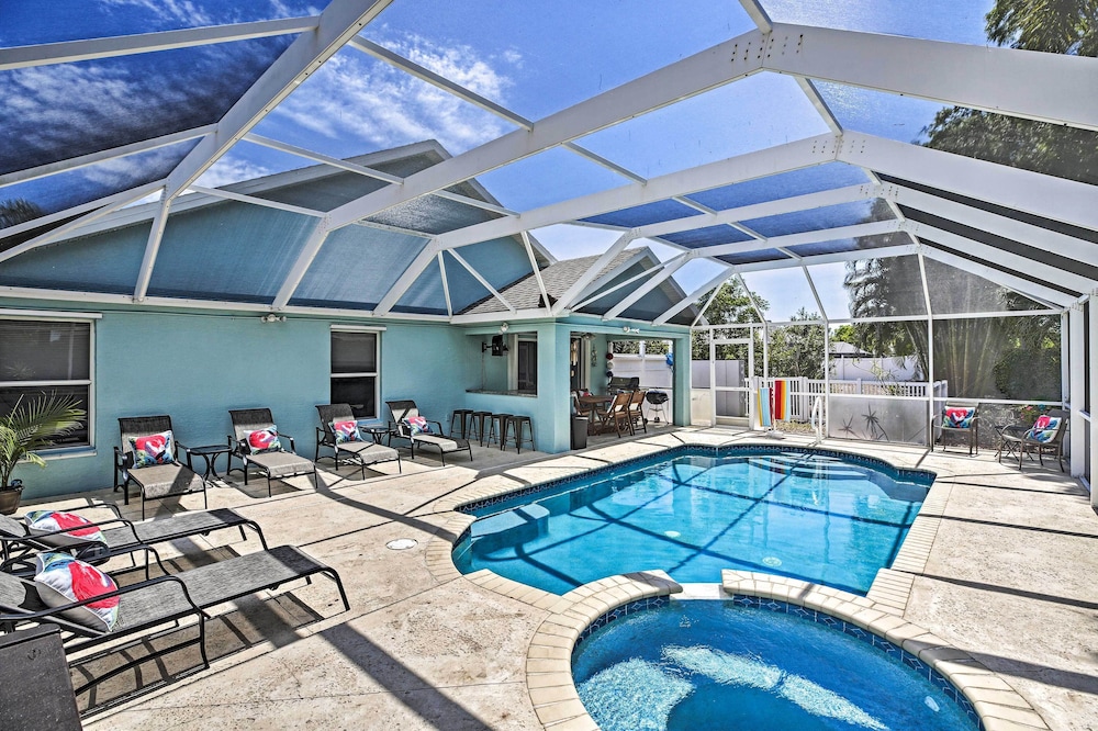 Modern Beach Retreat W/ Pool, Hot Tub, & Patio! - Fort Myers, FL