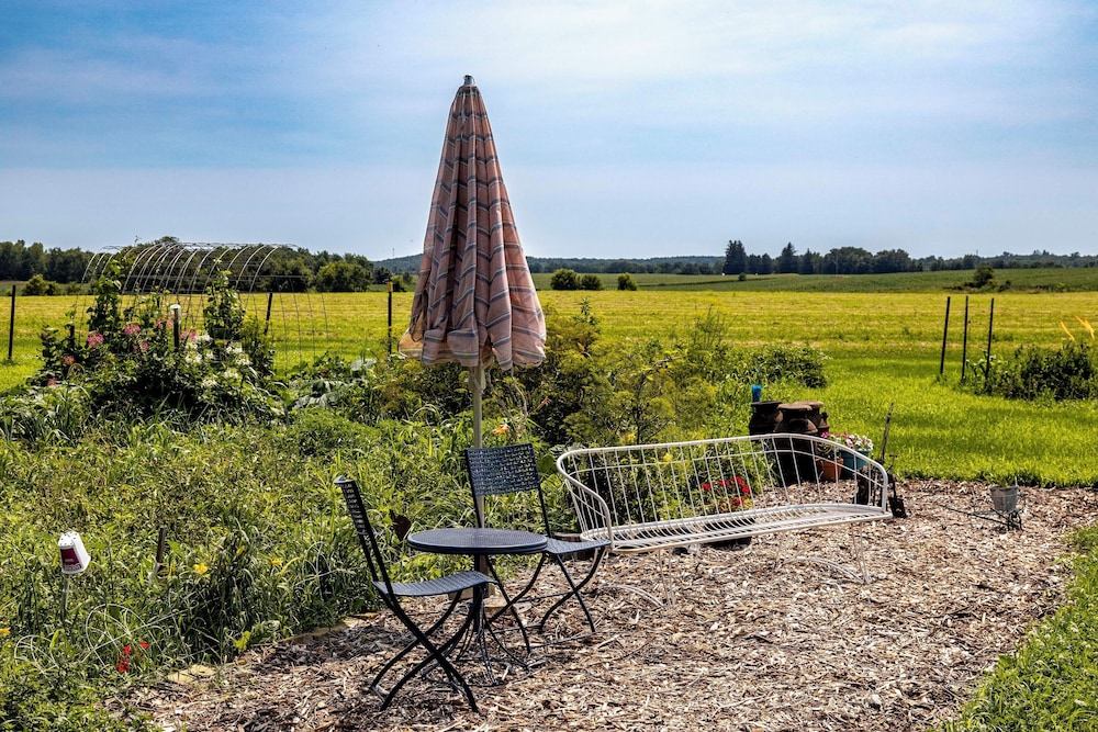 Quiet Farmhouse Retreat W/ Fire Pit - Pets Welcome - Wisconsin
