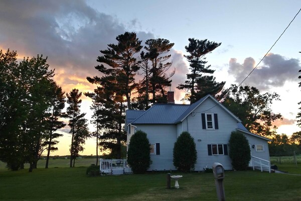 Quiet Farmhouse Retreat W/ Fire Pit - Pets Welcome - Straight Lake State Park, Luck