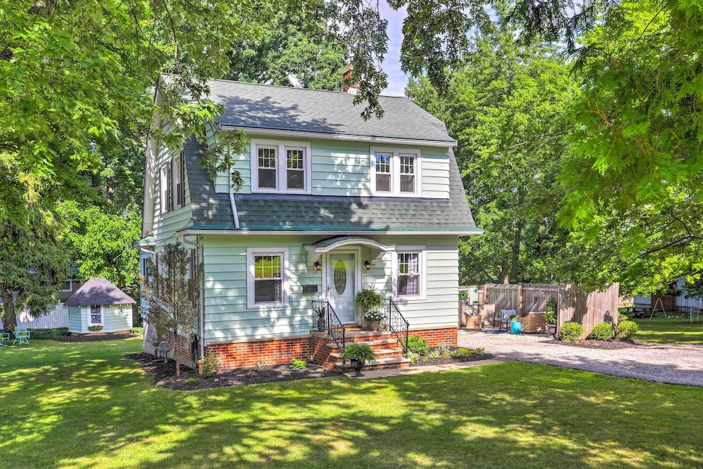 Bright Parma Home W/ Outdoor Space < 10 Mi To Dtwn - Parma, OH