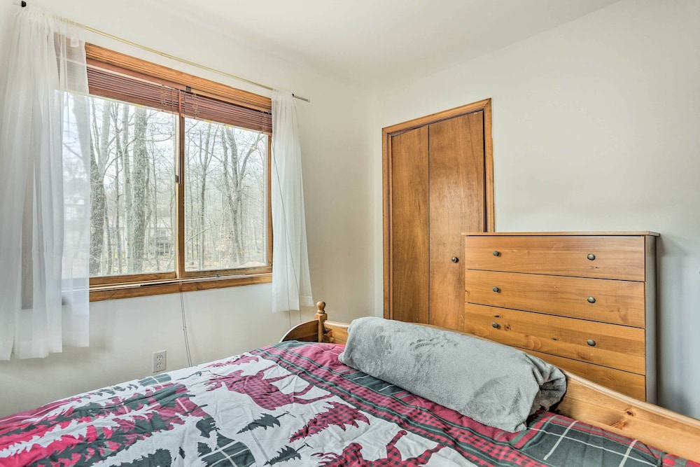 4 Mi To Tubing: Cozy Bushkill Cabin W/ Deck! - Bushkill, PA