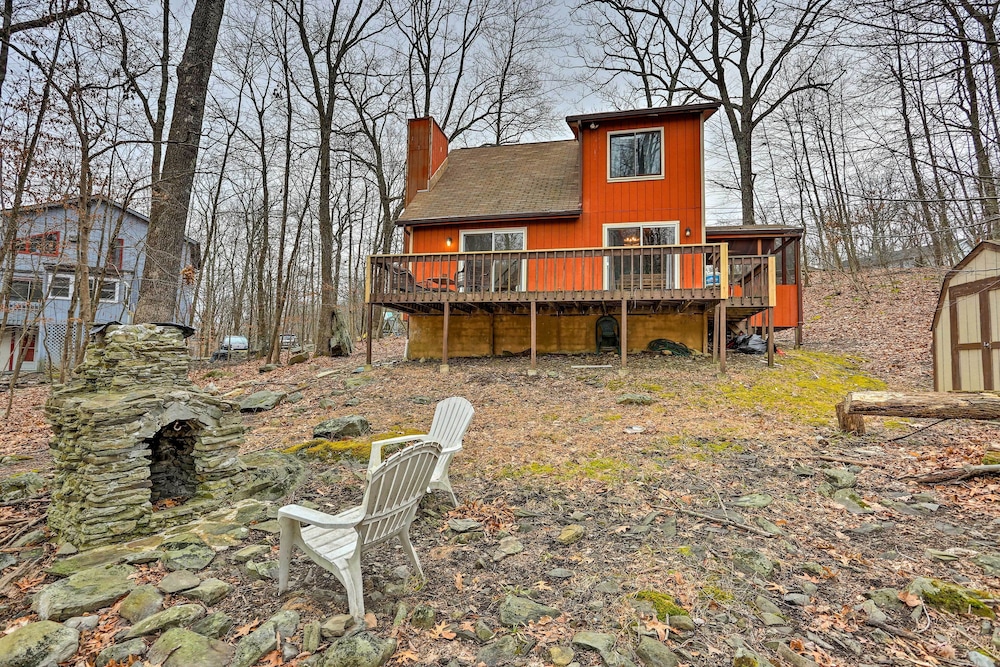 4 Mi To Tubing: Cozy Bushkill Cabin W/ Deck! - Pocono Mountains, PA