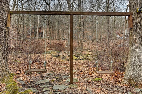 4 Mi To Tubing: Cozy Bushkill Cabin W/ Deck! - Bushkill, PA