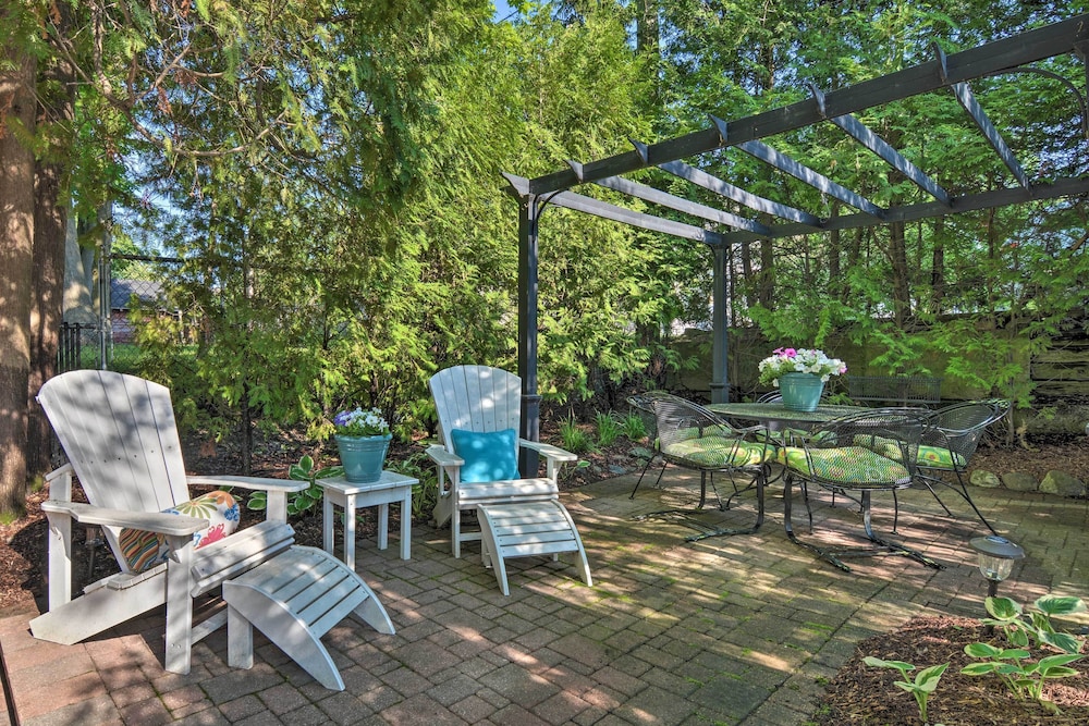 Downtown Charlevoix Duplex 1/2 Mi To Lake Michigan - Charlevoix, MI