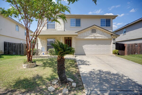 Near Seaworld! Modern Family Home W/ Pool Access - Helotes, TX