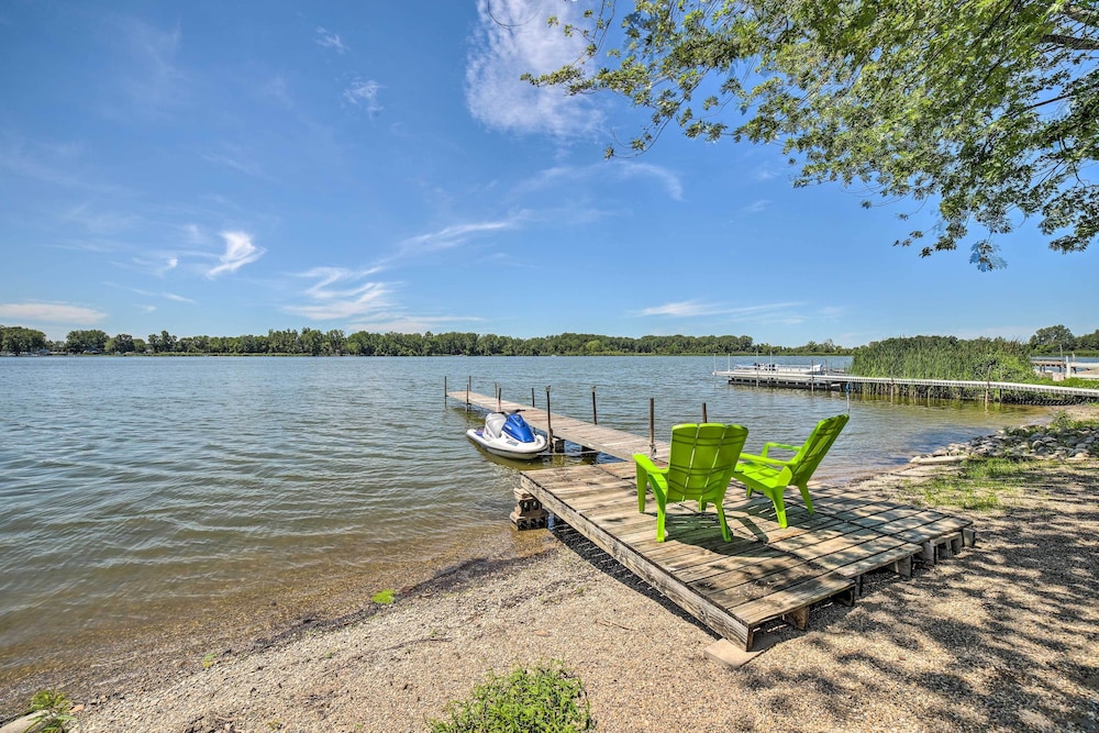 Rome City Waterfront Oasis W/ Beach & Dock! - Chain O’ Lakes State Park, Albion