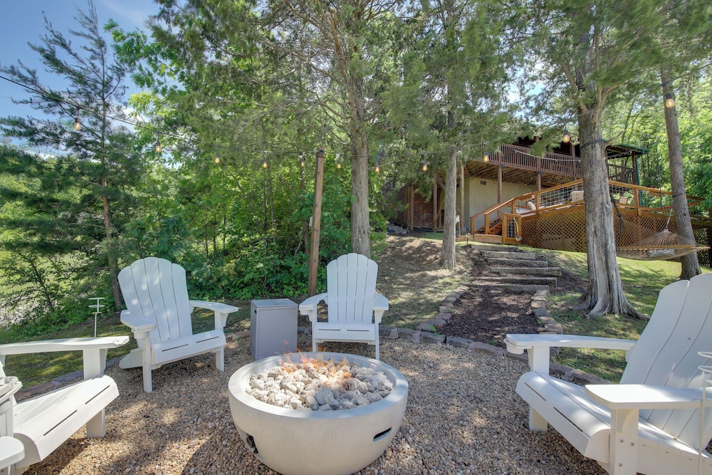 Lakefront Sevierville Cabin W/ Hot Tub & Fire Pit! - Dandridge, TN