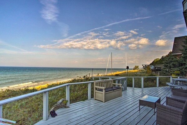 Lakefront Montague Cottage W/ Deck & Beach! - Electric Forest
