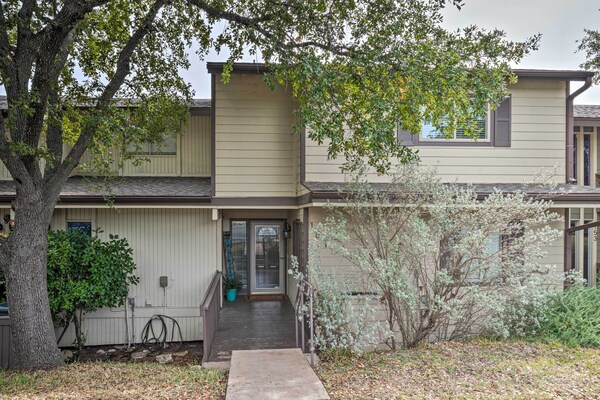 Lakefront Resort Living: Pool, Golf, Tennis & More - Lakeway, TX