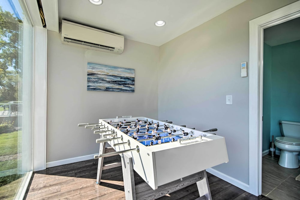 Home On Fox River: Modern Decor Style! - Crystal Lake, IL