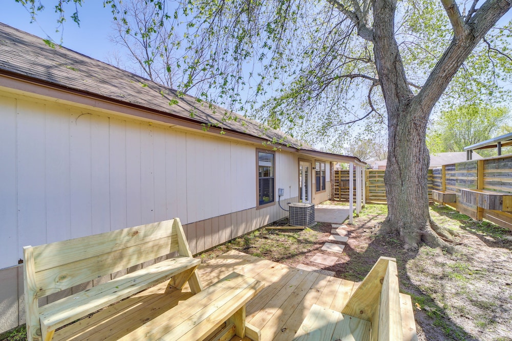 Barling Vacation Rental: Fenced-in Yard W/ Hot Tub - Fort Smith, AR