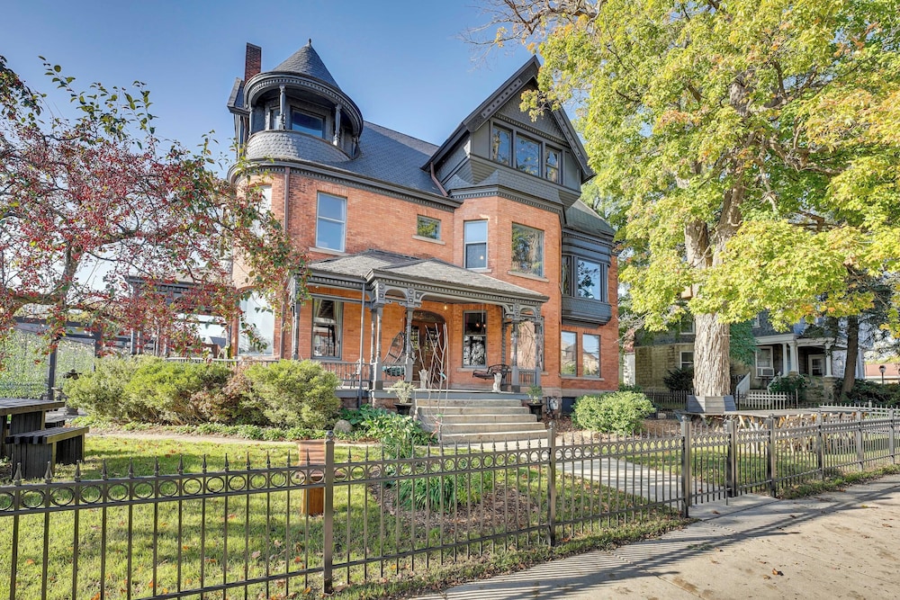 Stunning Historic Home W/ Original Features! - Jackson, MI
