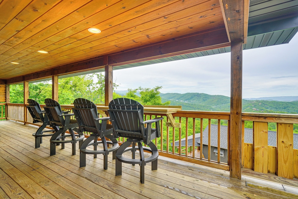 Private Hot Tub: Gatlinburg Cabin In The Clouds - Gatlinburg, TN