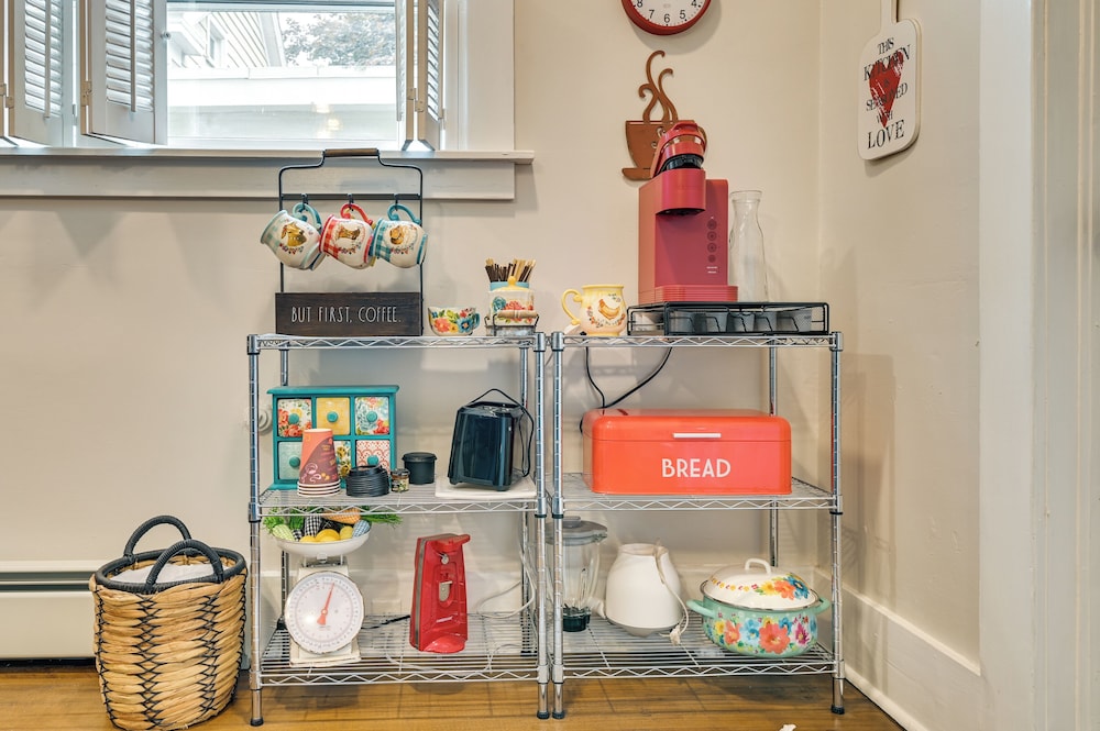 Family-friendly Glens Falls Home W/ Sun Porch - Glens Falls, NY