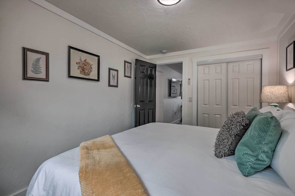 Fredericksburg Getaway W/ Covered Deck & Fire Pit! - Fredericksburg, TX