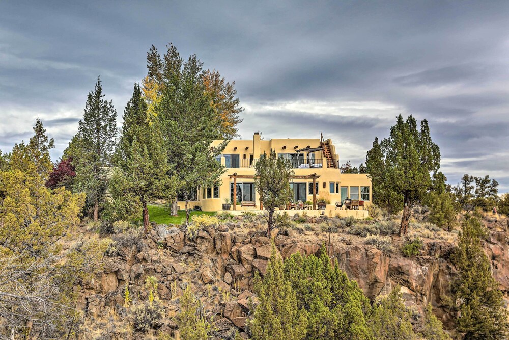 Adobe Home - River & Mtn Views W/ Hot Tub! - Redmond, OR
