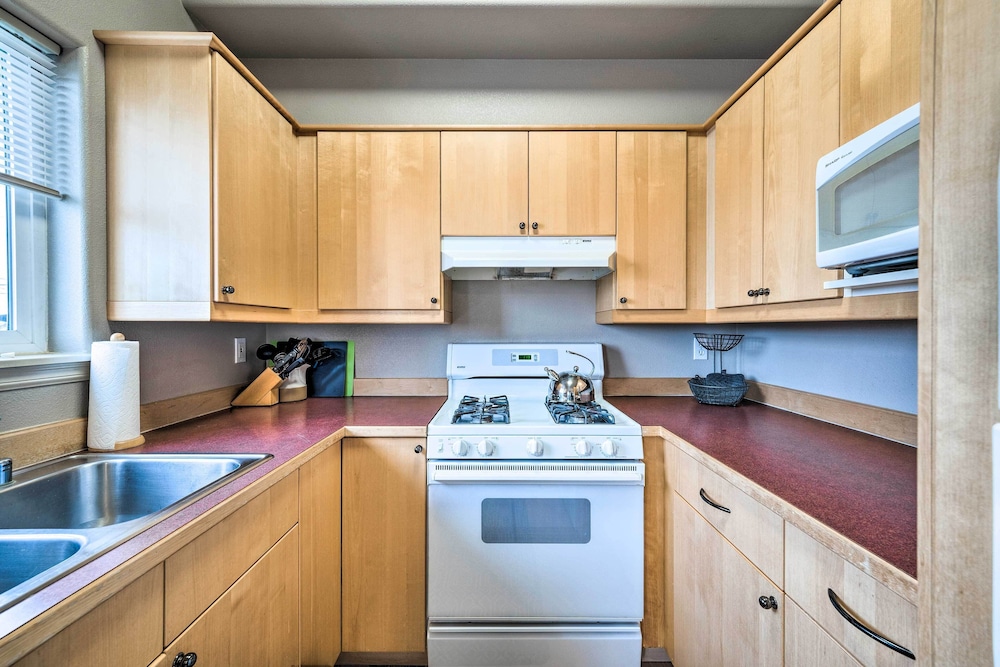 Apartment W/ Patio & Grill Access ~ 1/2 Mi To Bay! - Anacortes, WA