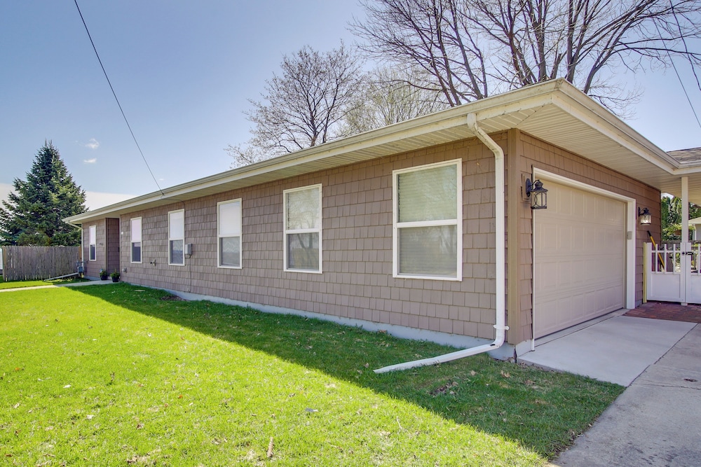 La Petit Maison - Lakefront Oshkosh Home! - Oshkosh, WI