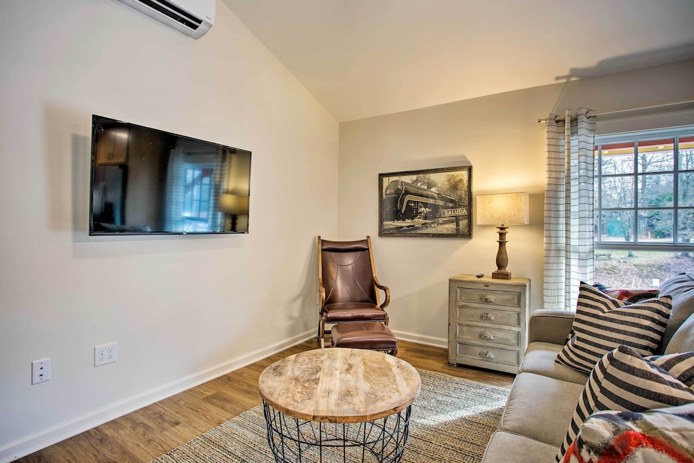 Walk To Main Street Eats: Remodeled Saluda Apt - Saluda, NC