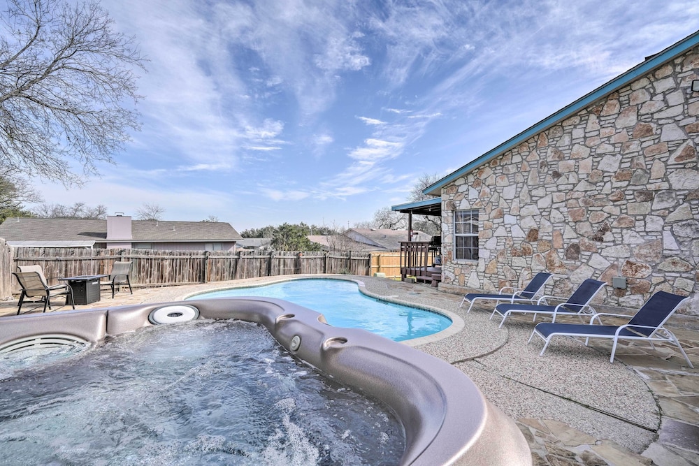 San Antonio Retreat W/ Pool, Close To Seaworld! - San Antonio, TX
