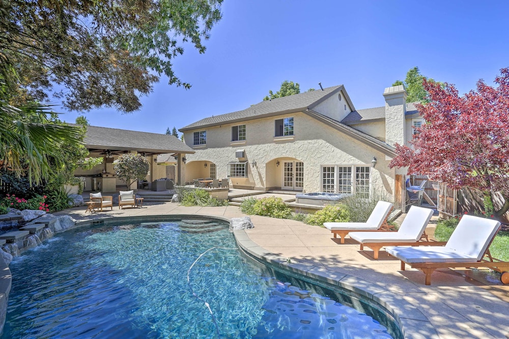 Redding Getaway W/ Hot Tub & Outdoor Kitchen! - Redding, CA