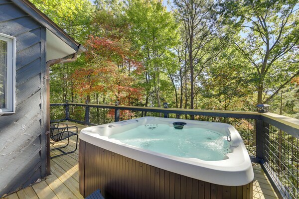 Hot Tub, Deck & Games: Gatlinburg Mountain Cabin - Gatlinburg, TN